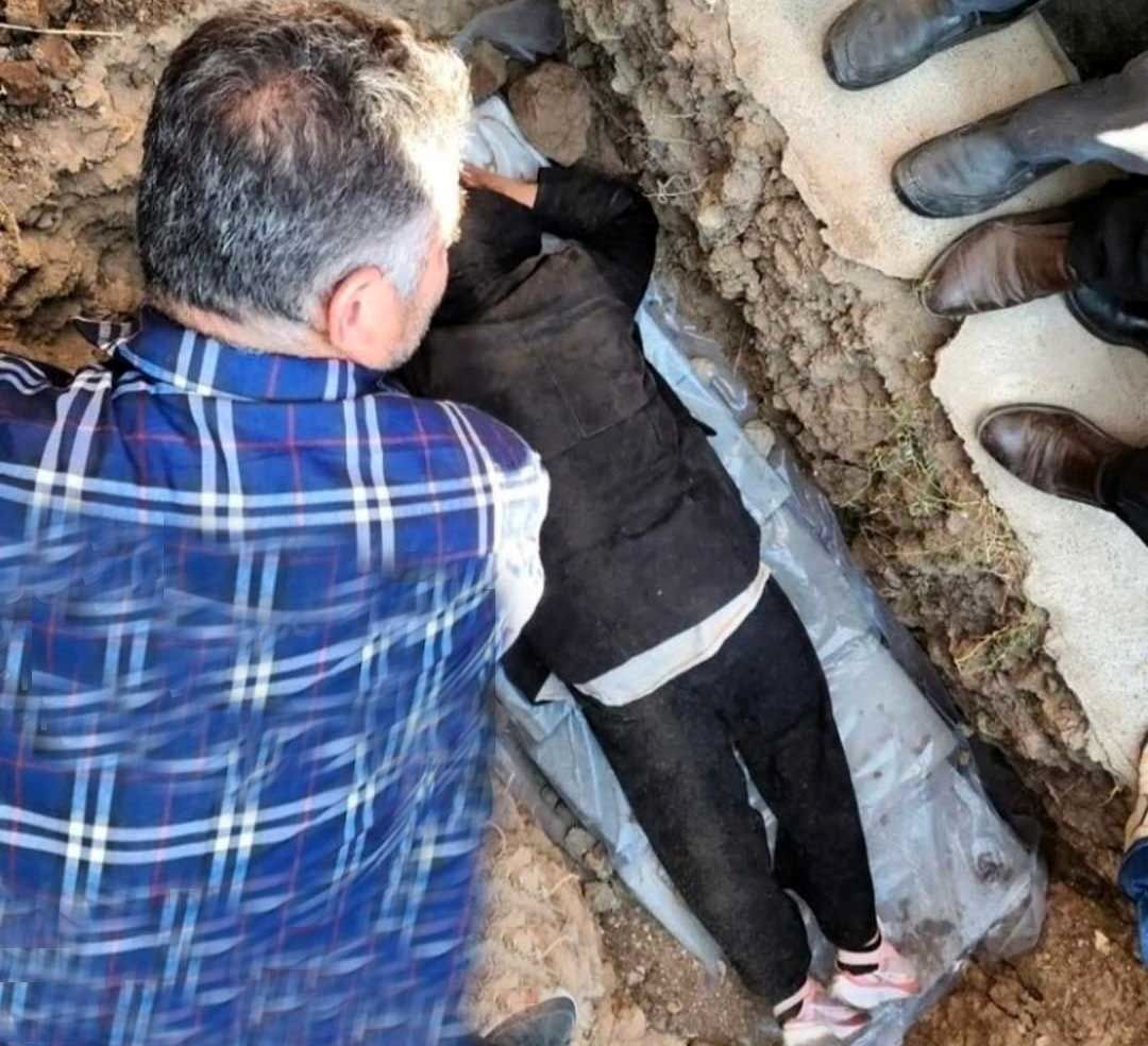 تصویری تکان‌دهنده از مادر مهسا امینی در قبر دخترش مهسا امینی جهانی شد